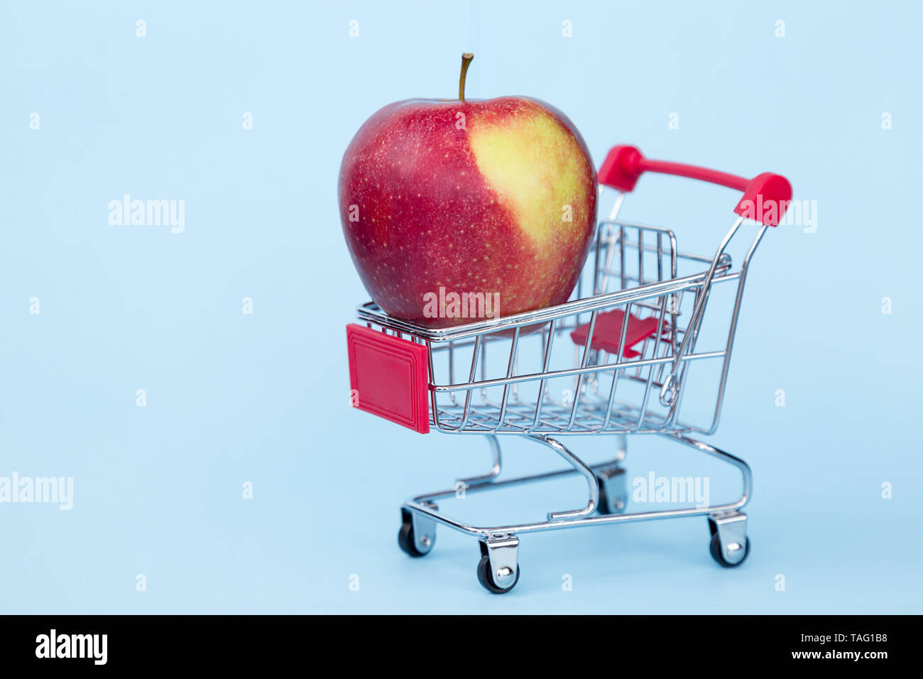 Apple shopping hi-res stock photography and images - Alamy