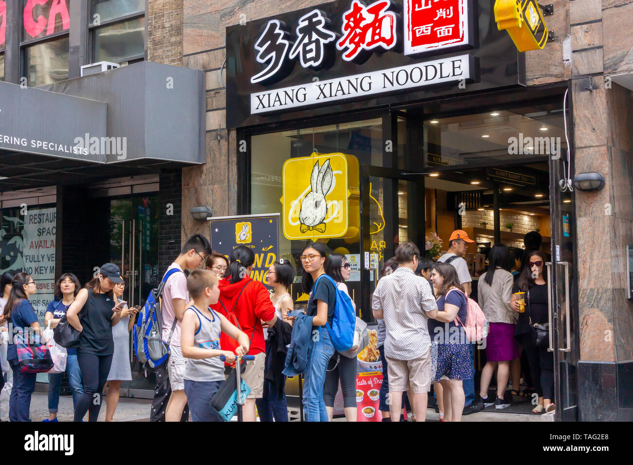 Hordes of Chinese food lovers line up for a free cup of Rabbit Rabbit ...