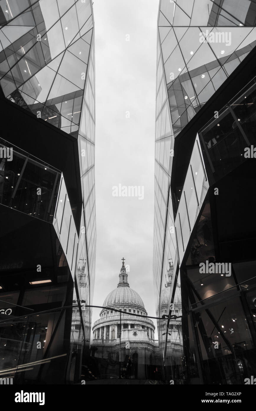 Glass roof between two buildings hi-res stock photography and images ...