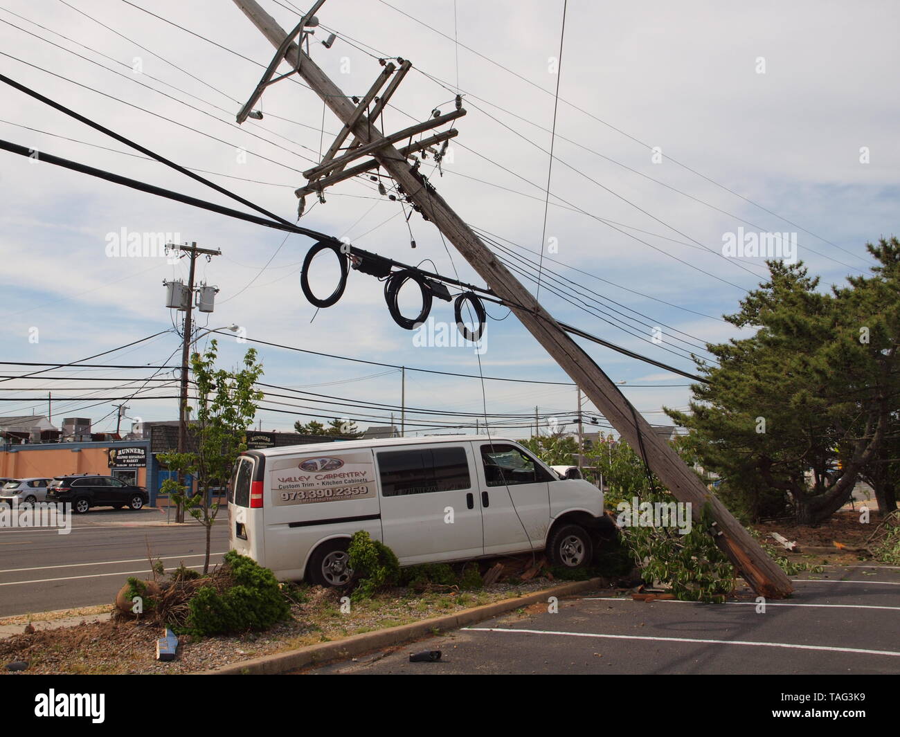 Telephone pole broken hi-res stock photography and images - Alamy