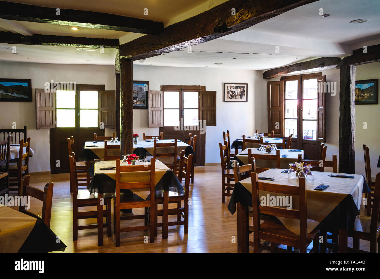 Classic restaurant windows hi-res stock photography and images - Alamy