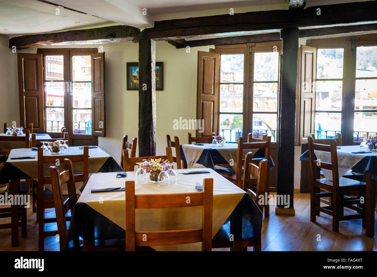 Classic restaurant windows hi-res stock photography and images - Alamy