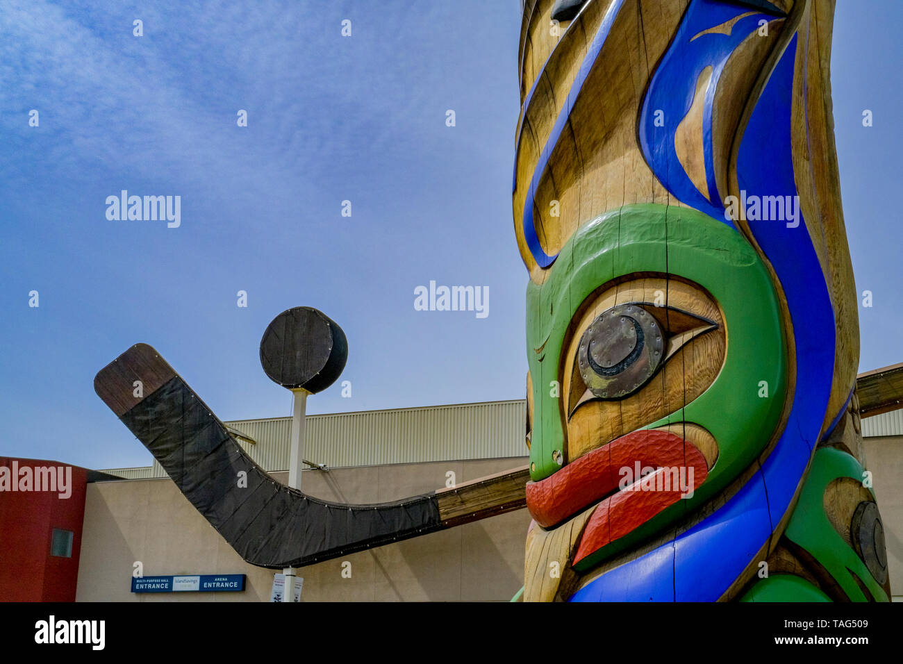 Totem pole and world's largest hockey stick, Duncan, British Columbia ...