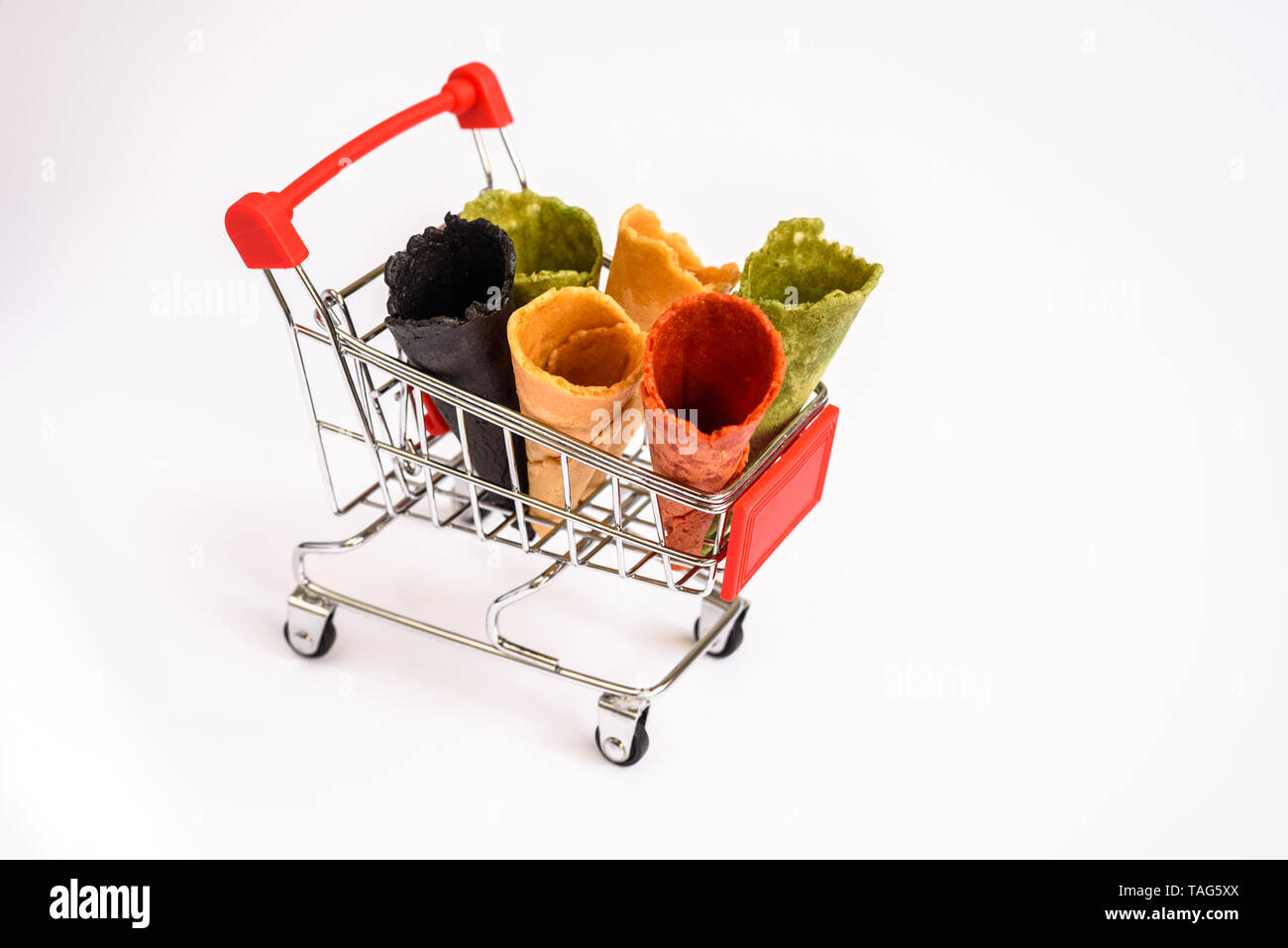 Customer buying ice cream cone hi-res stock photography and images - Alamy