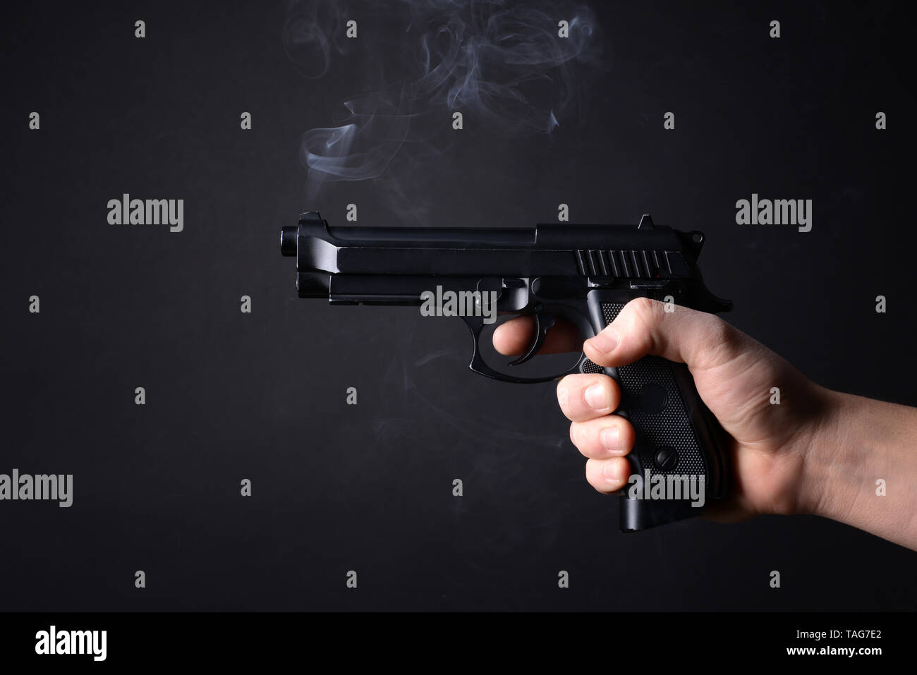 Male hand with gun hi-res stock photography and images - Alamy