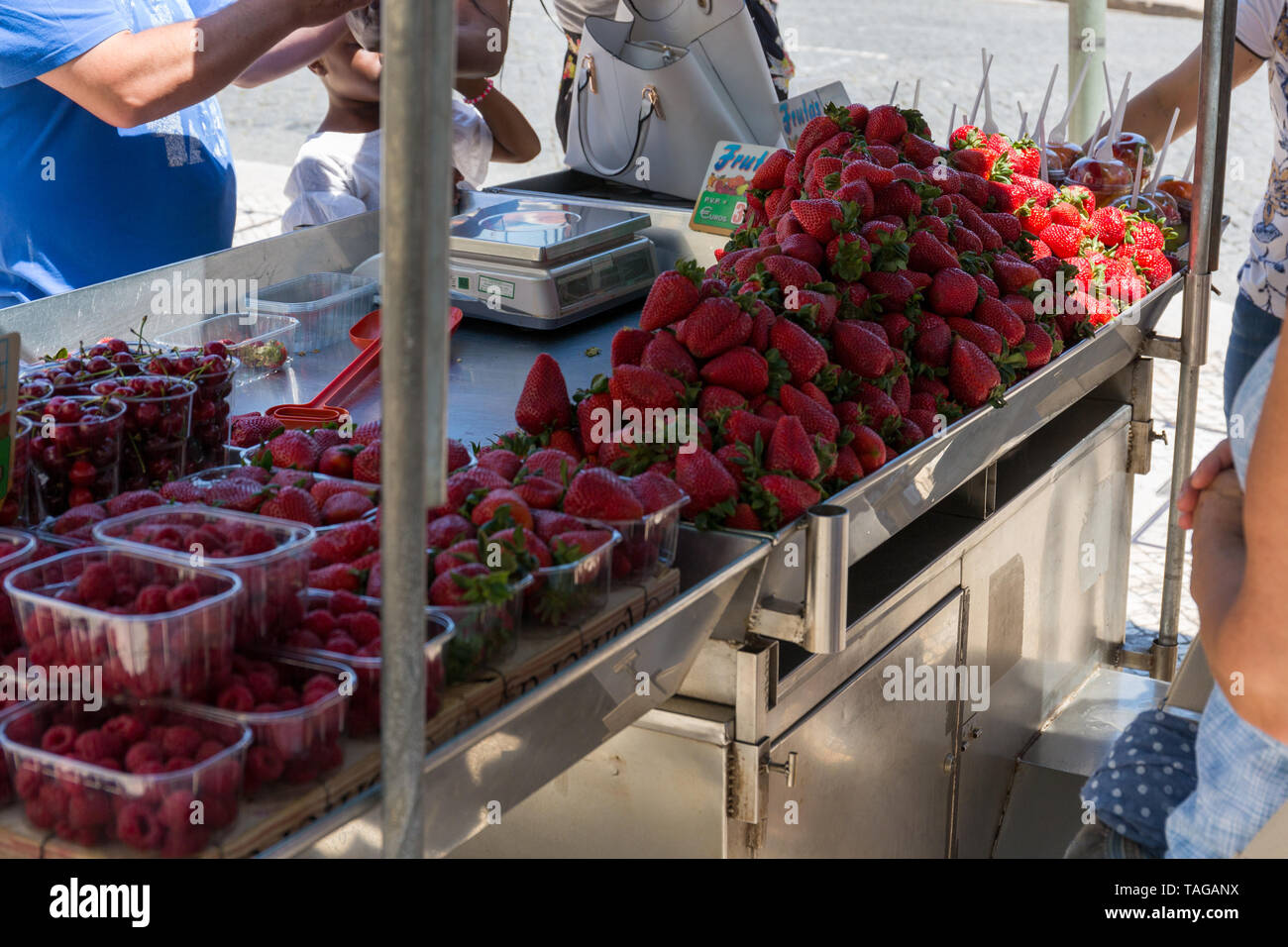 Strawberry vendor hi-res stock photography and images - Alamy