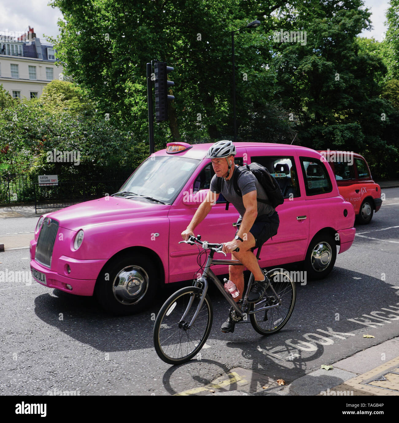 Pink london taxi cab hi-res stock photography and images - Alamy
