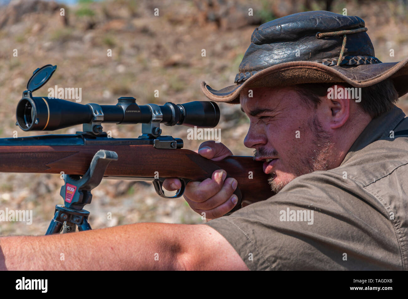 Hunter rifle mountain hi-res stock photography and images - Alamy