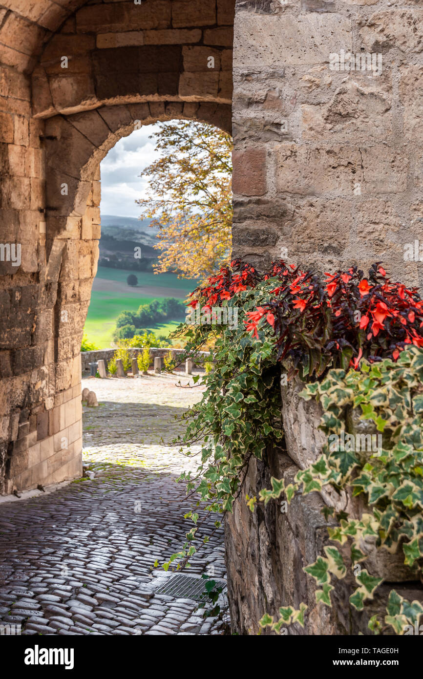 Medieval gates and stone walls hi-res stock photography and images - Alamy