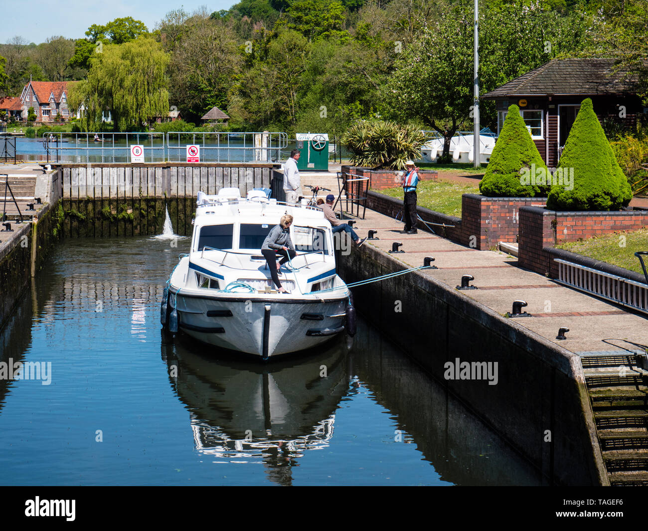 River thames locks hi-res stock photography and images - Alamy
