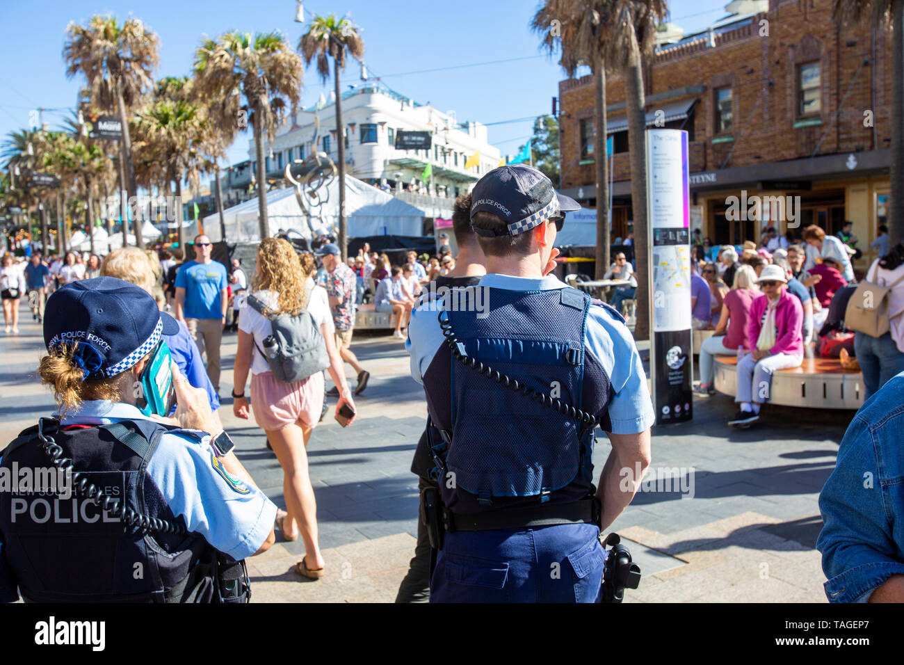 Policeman policewoman patrol hi-res stock photography and images - Alamy