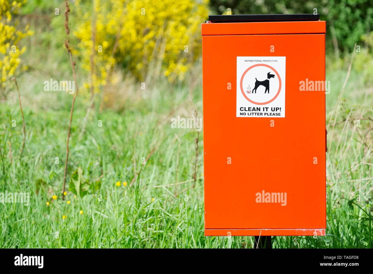 Dog fouling pick it up sign on red bin Stock Photo - Alamy