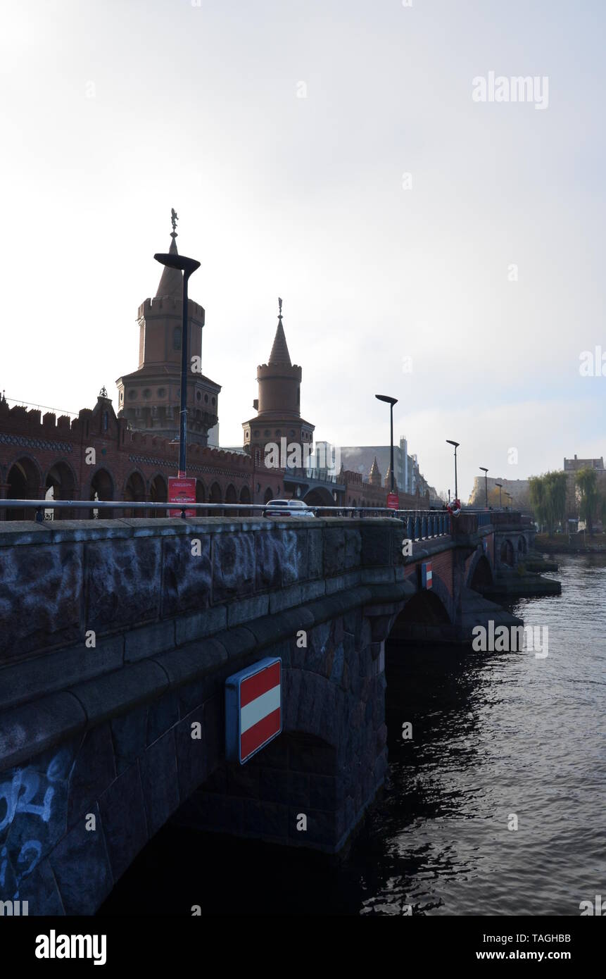 Oberbaumbruecke east side gallery hi-res stock photography and images ...