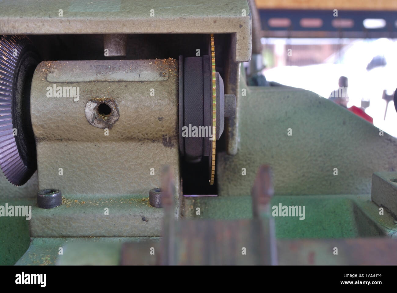 Small metal cutting blades that are sharp and very sharp Acting to cut ...