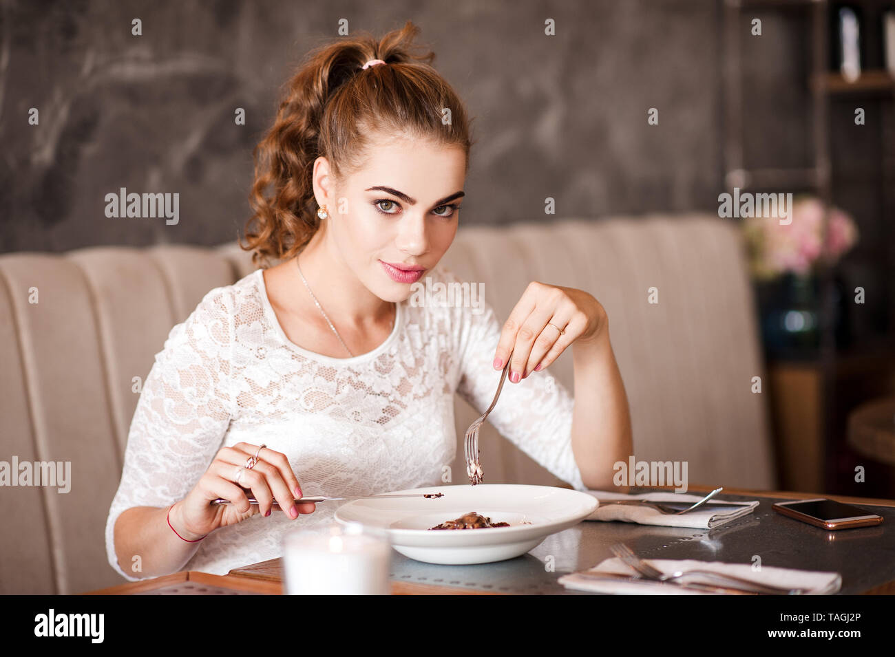 Girl eating lunch alone hi-res stock photography and images - Alamy