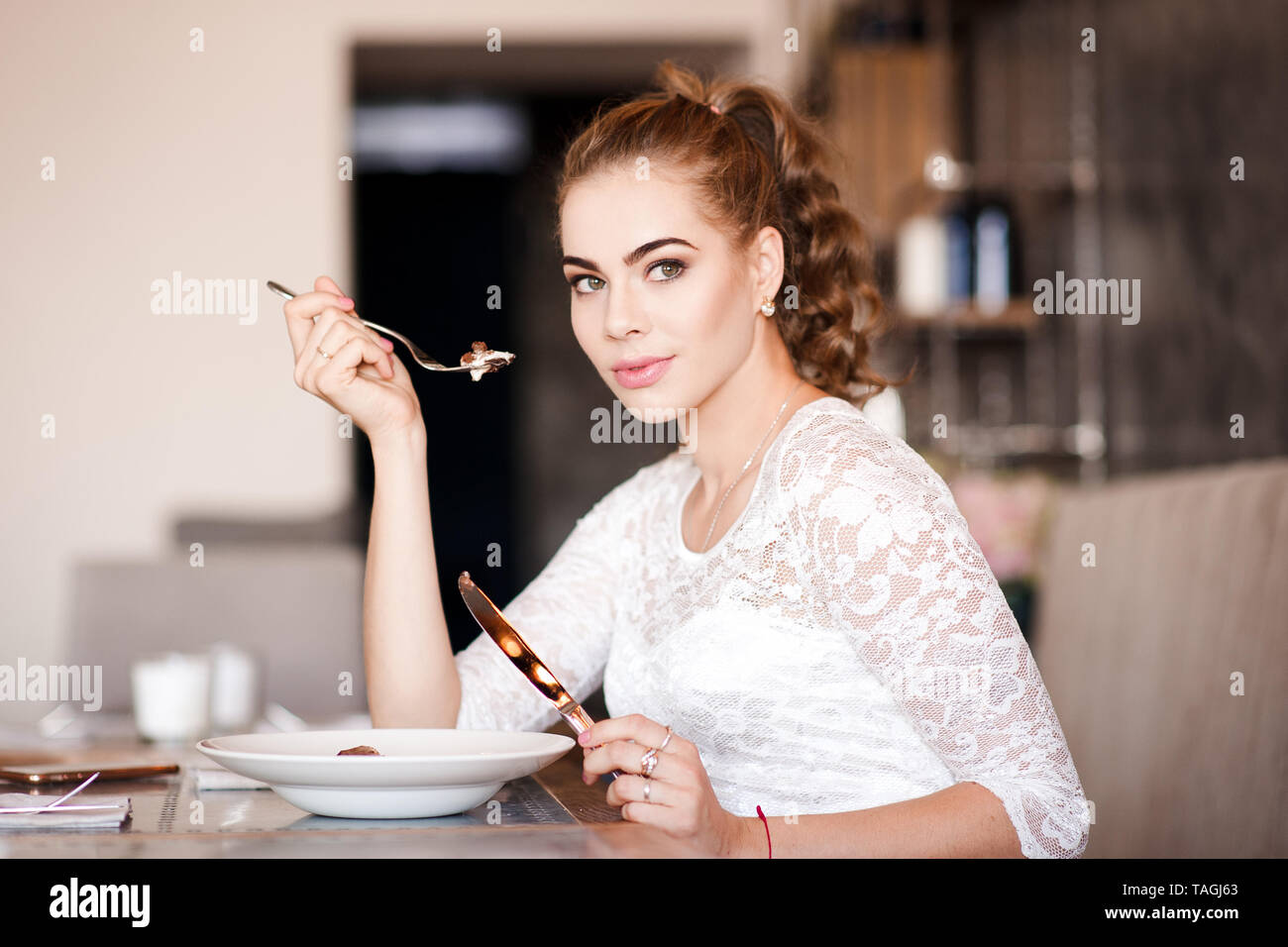Woman eating restaurant style fashion hi-res stock photography and ...
