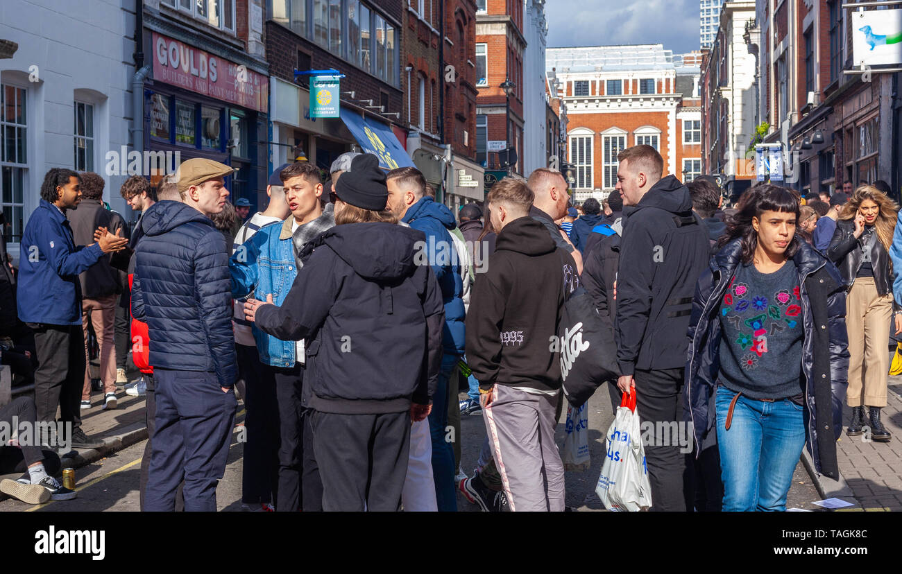 People standing on street hi-res stock photography and images - Alamy