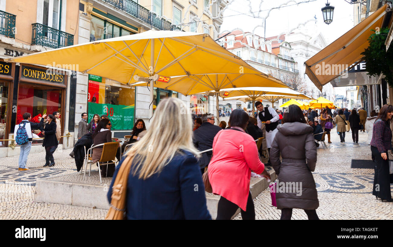 Terraza de café. Largo do Chiado. Barrio Chiado. Ciudad de Lisboa ...