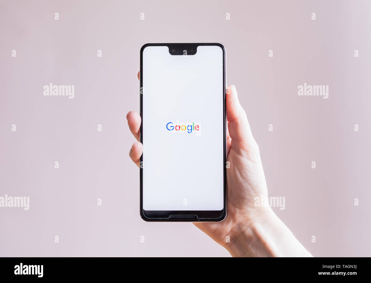 Google logo black background hi-res stock photography and images - Alamy