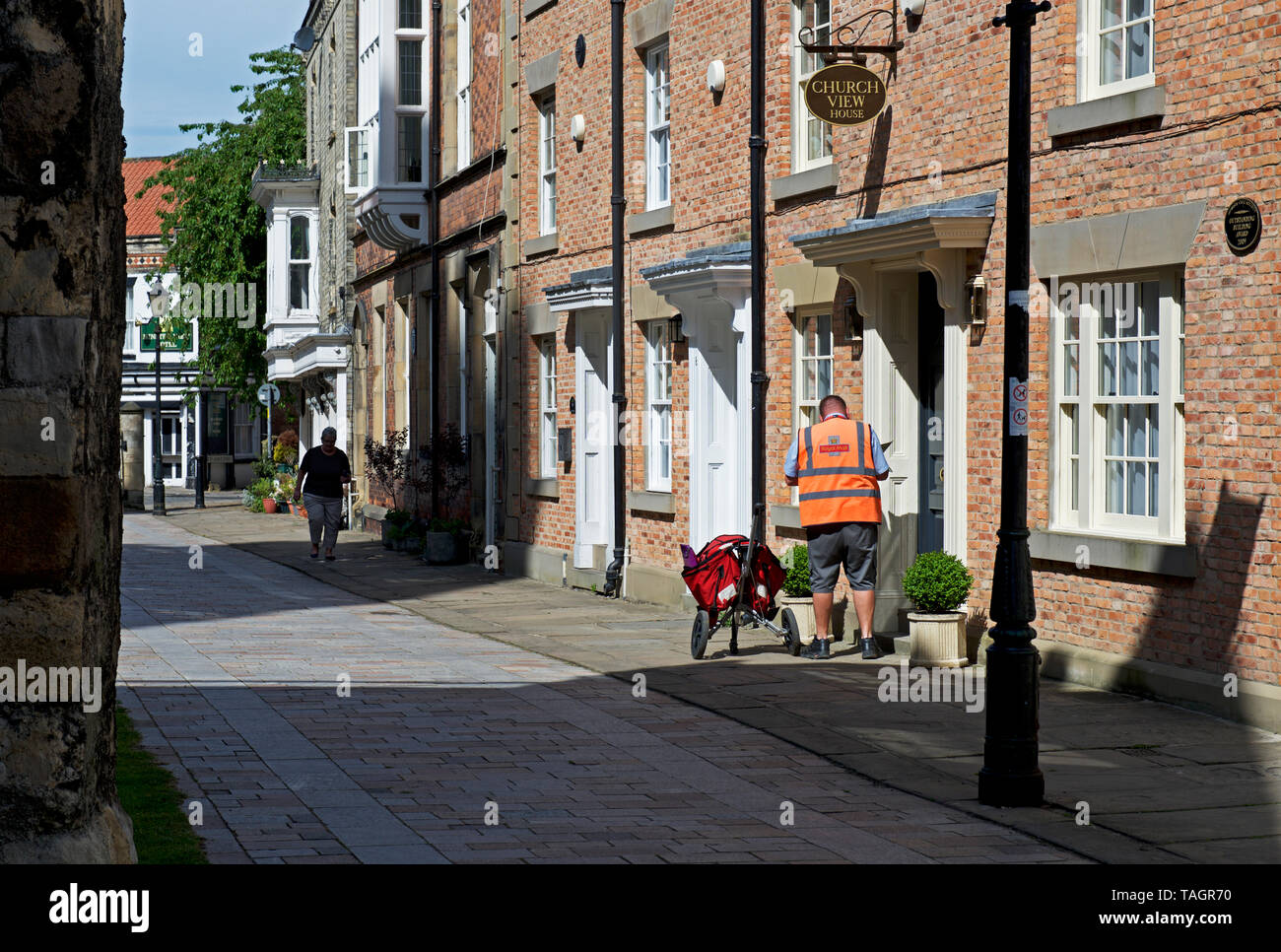 Postman delivering mail uk hi-res stock photography and images - Alamy