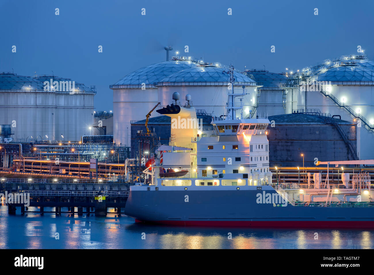 Lng Tanker Carrier Ship Stock Photos & Lng Tanker Carrier Ship Stock Images - Alamy