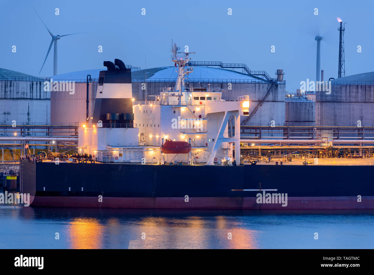 Lng Tanker Carrier Ship Stock Photos & Lng Tanker Carrier Ship Stock Images - Alamy