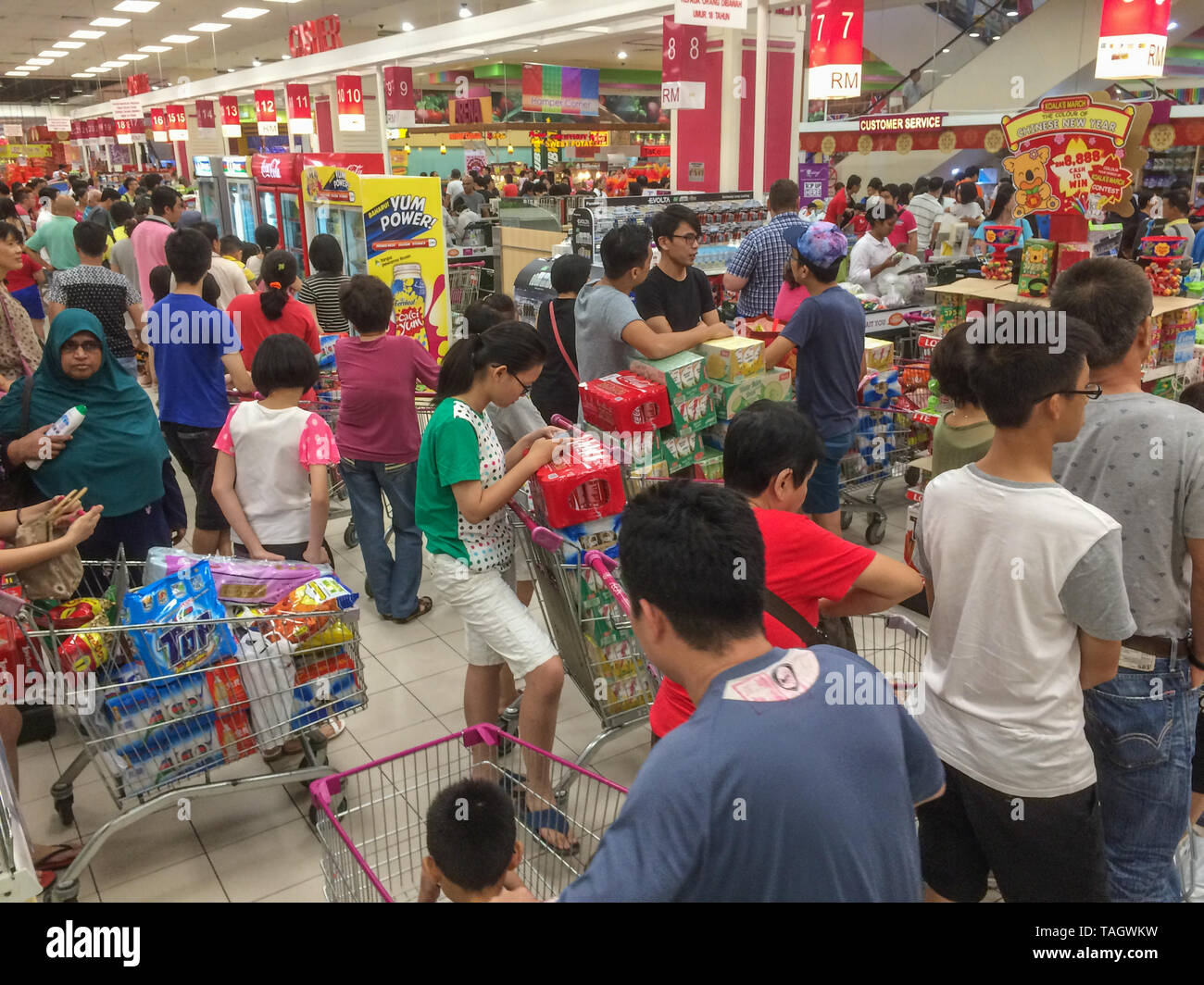 Till supermarket queue hi-res stock photography and images - Alamy