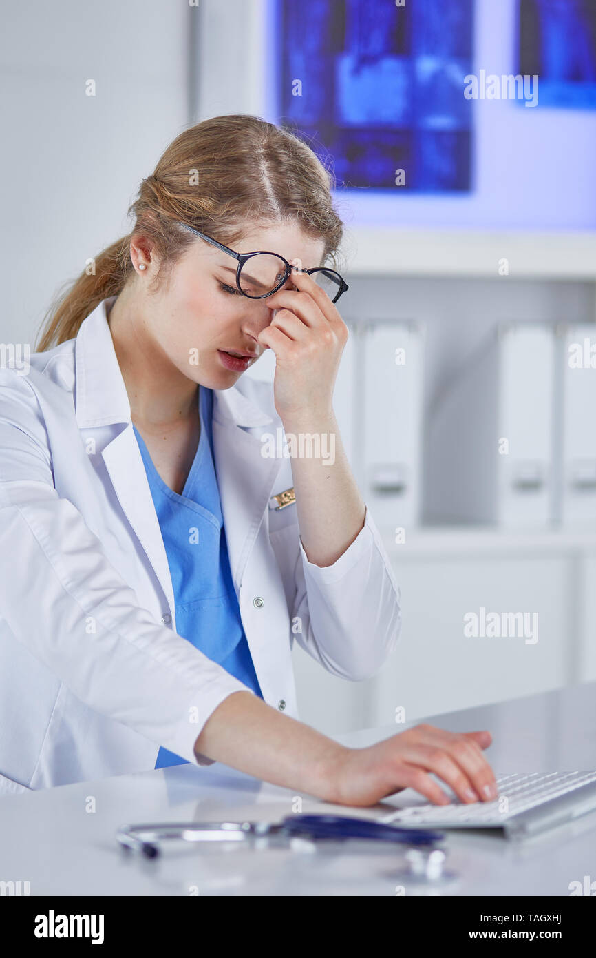 Clinician computer hi-res stock photography and images - Alamy