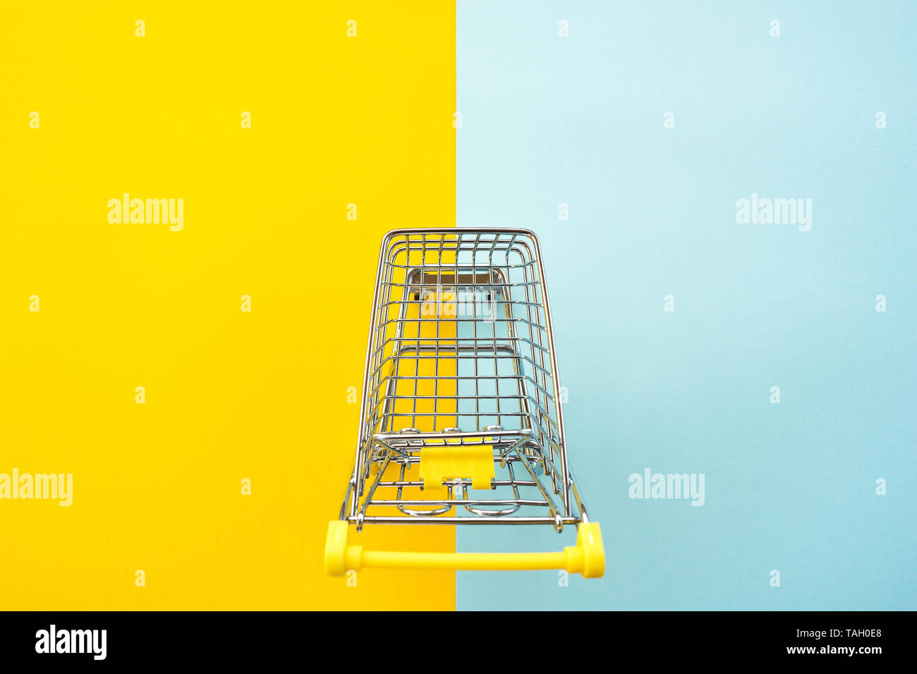 Bright yellow grocery store hi-res stock photography and images - Alamy