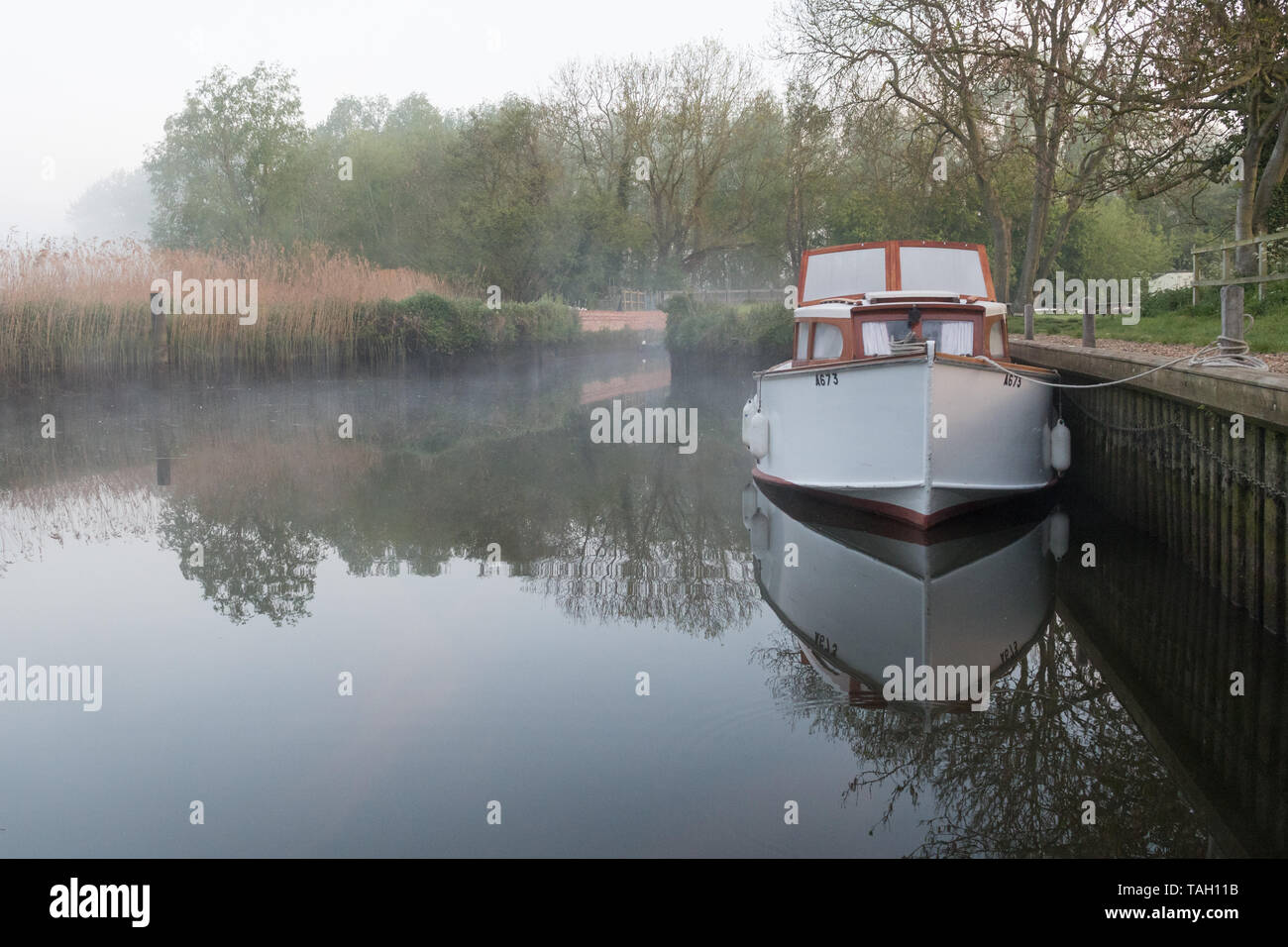 Geldeston lock public moorings hi-res stock photography and images - Alamy