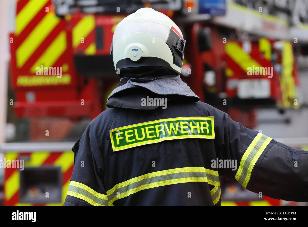 People photographed from behind hi-res stock photography and images - Alamy