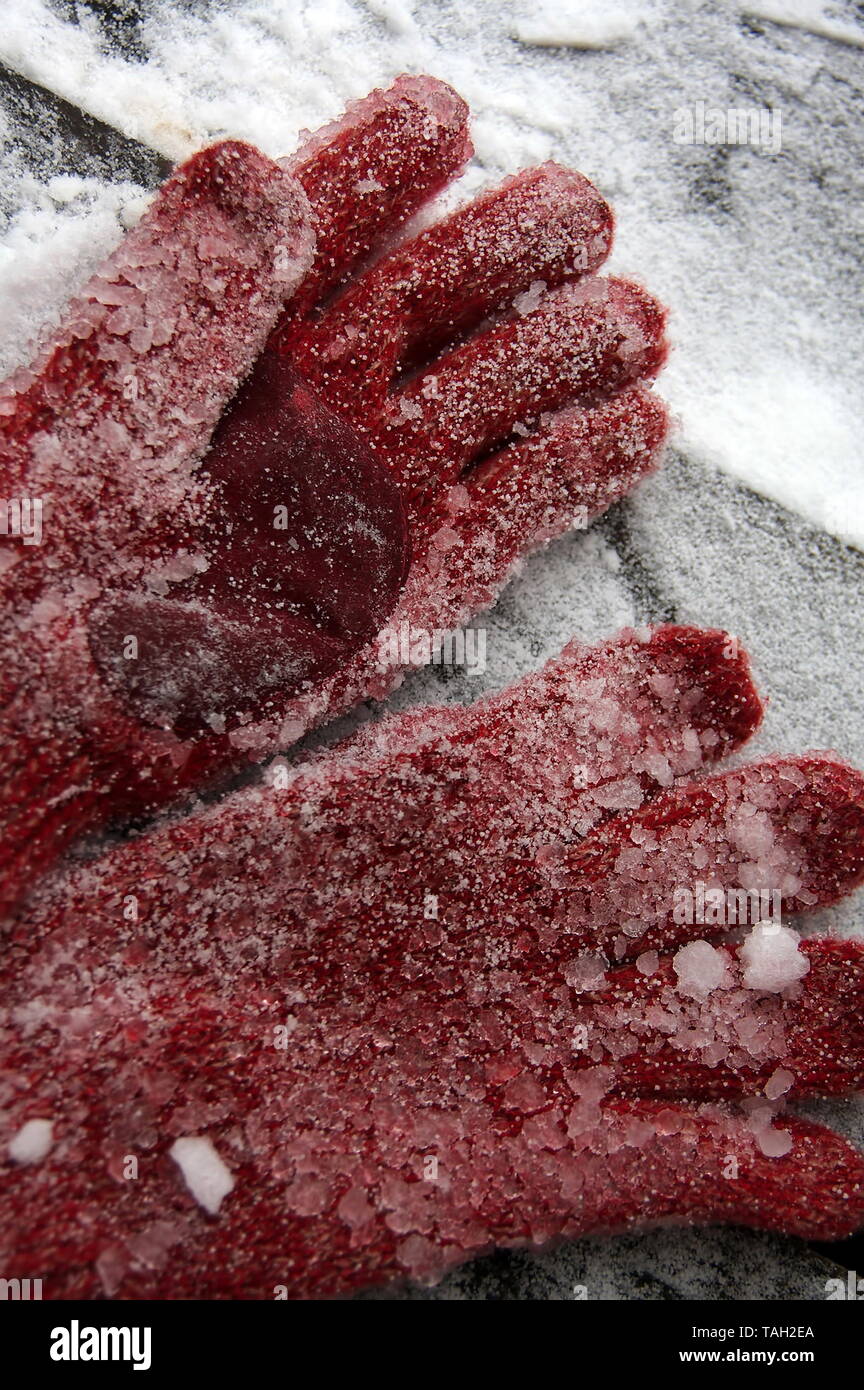 Hands and snowballs hi-res stock photography and images - Alamy