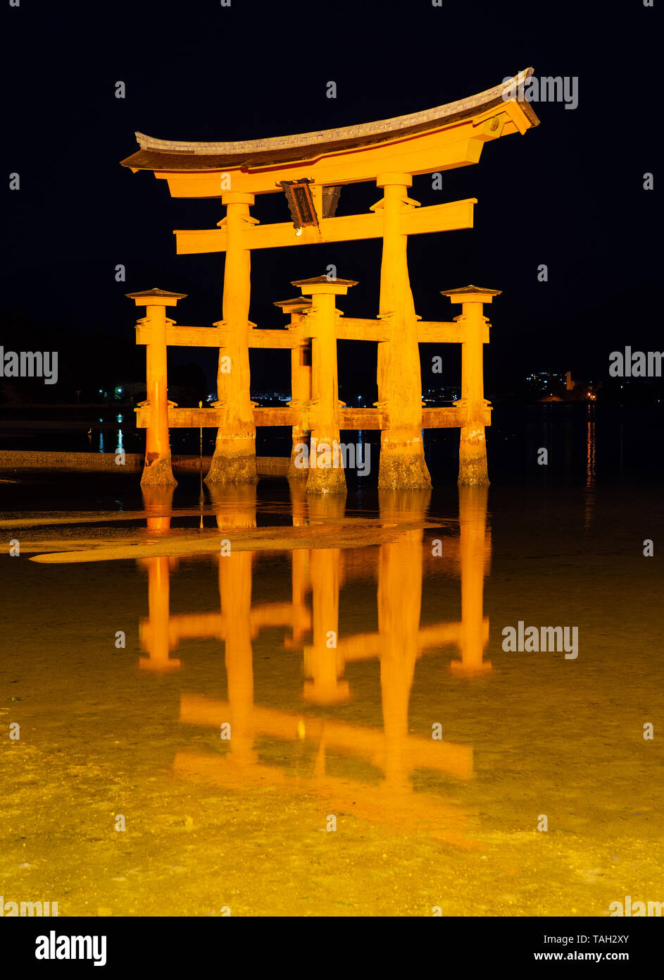 Giant floating gate (Torii) in Miyajima (Itsukushima shrine), Japan on ...