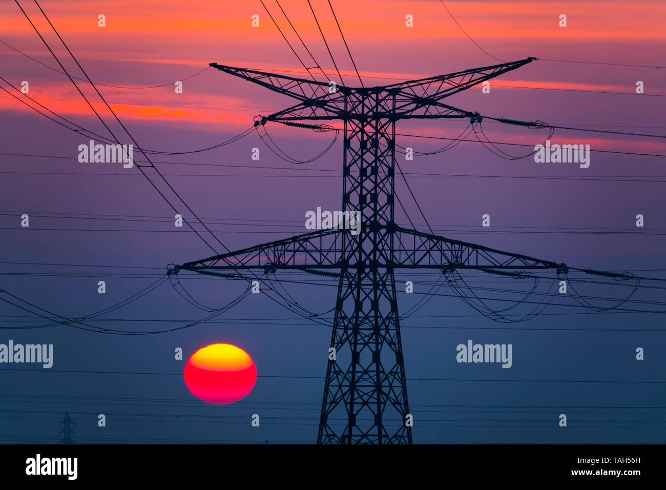 France, Loiret (45), Chaingy, 400 000 volts high voltage electric lines ...