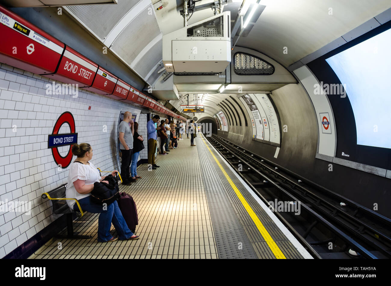 Bond street station london underground hi-res stock photography and ...