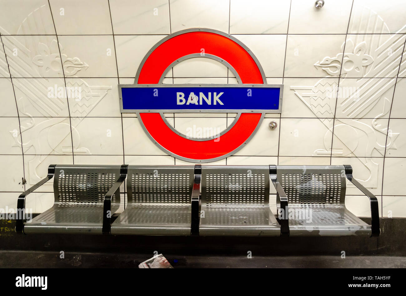 Benches on platform hi-res stock photography and images - Alamy