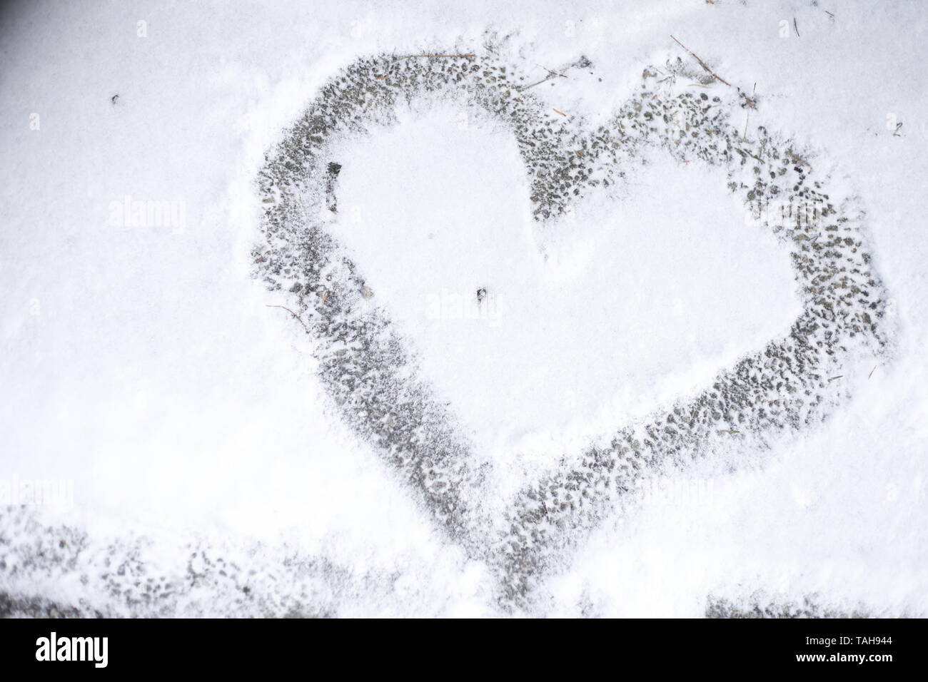 Heart of snow hi-res stock photography and images - Alamy
