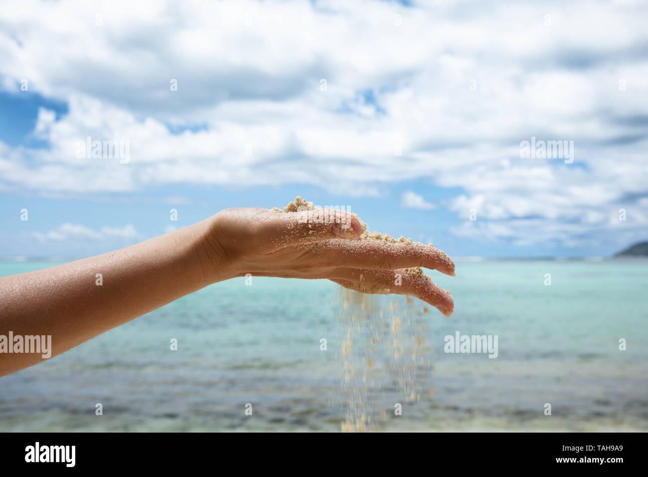 Sand falling through hand hi-res stock photography and images - Alamy