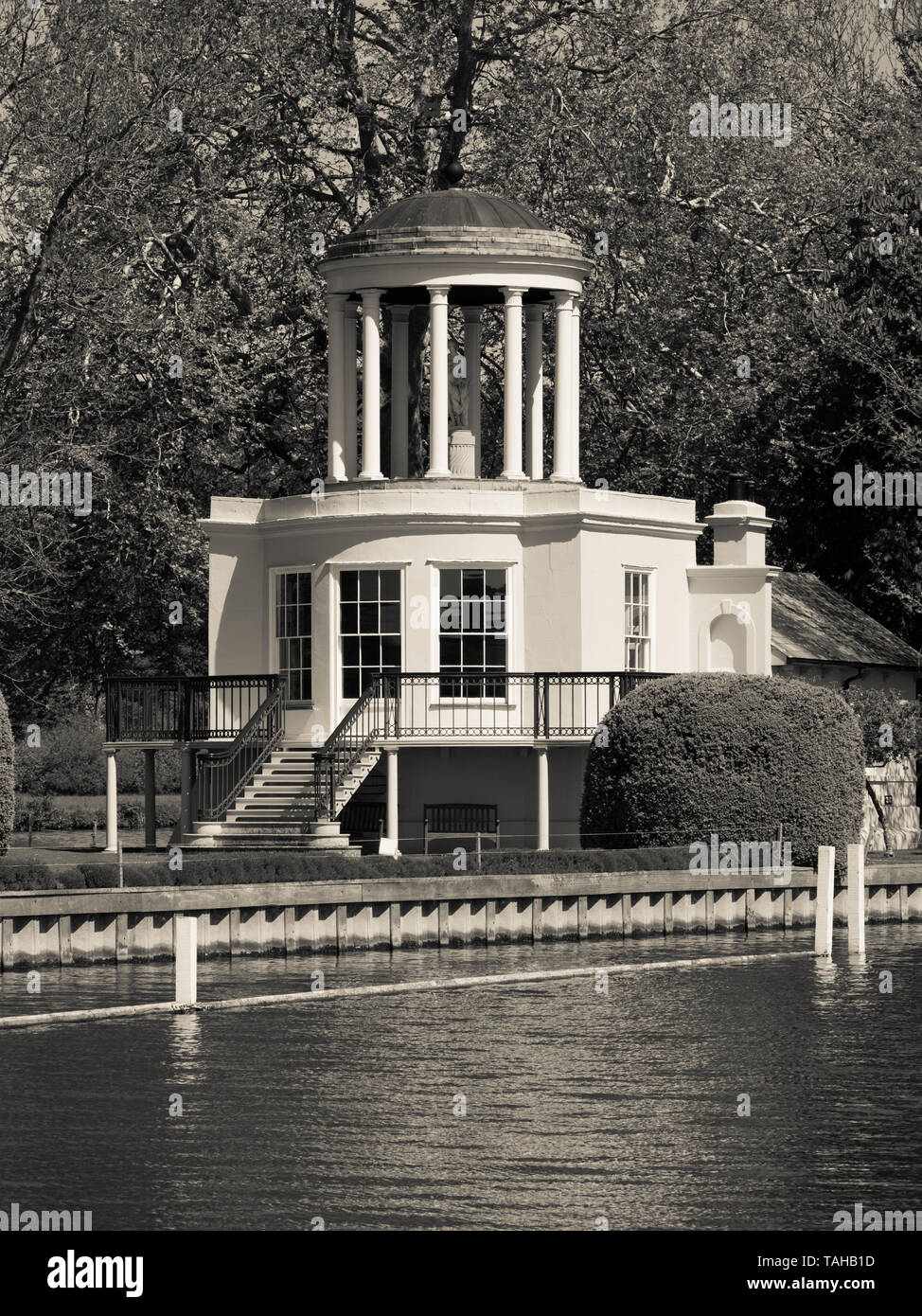 Start of the Henley Regatta, nr Henley-on-Thames, River Thames, Folly ...