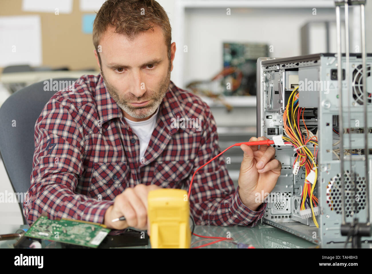 man fixing electronics Stock Photo - Alamy