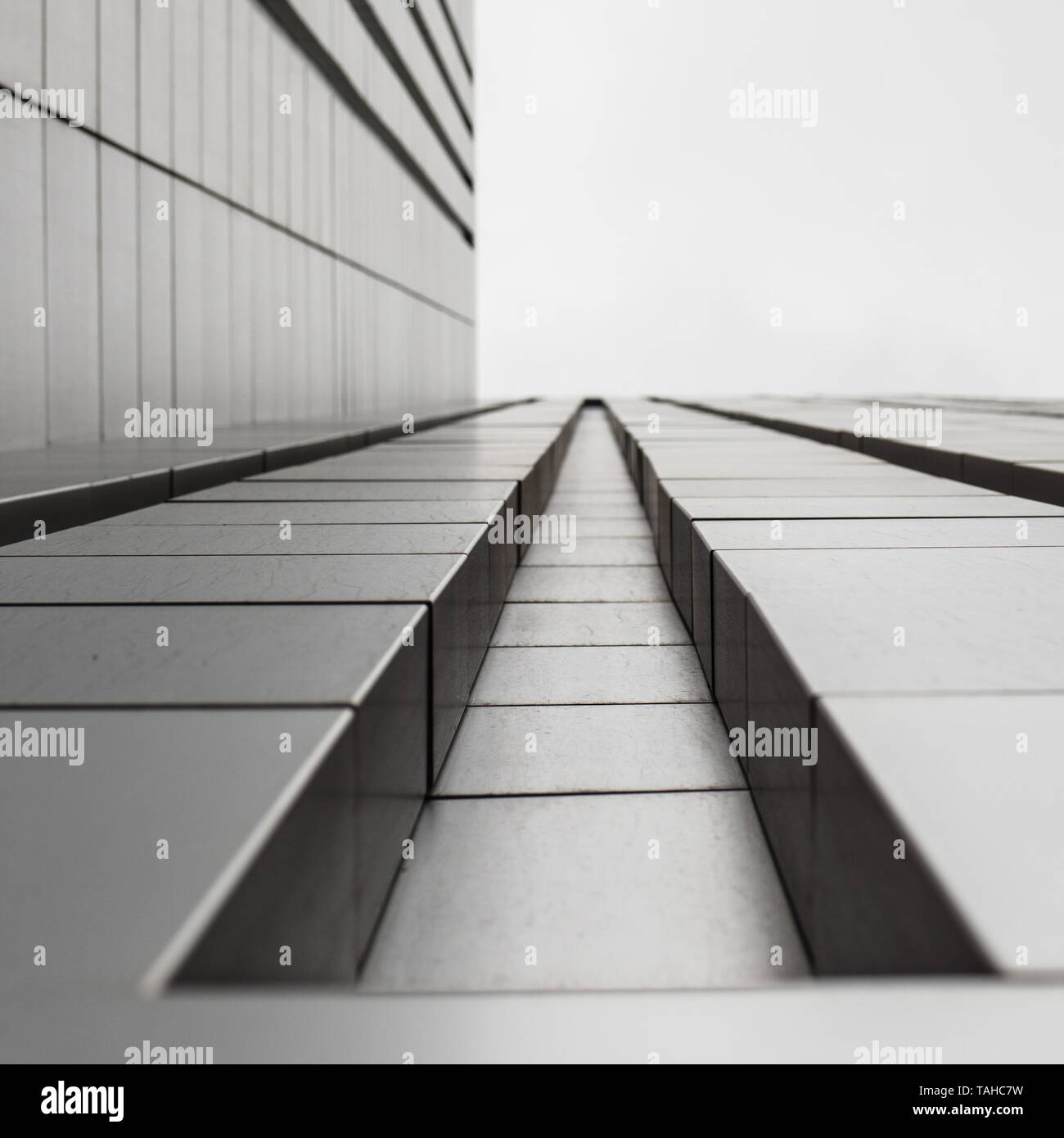 Abstracts lines of a building convergin in a vanishing point Stock ...