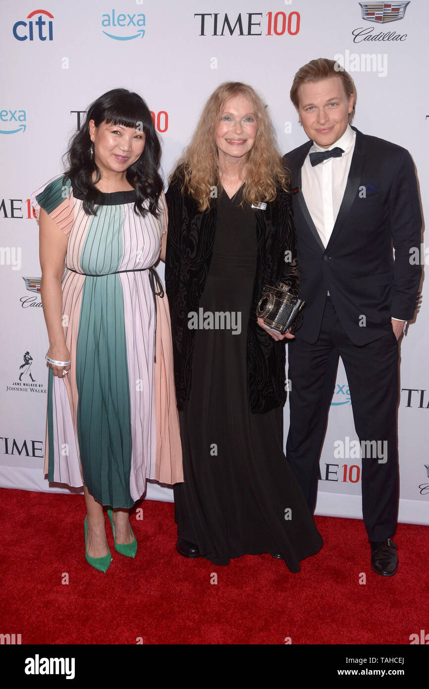 Mia farrow and ronan farrow hi-res stock photography and images - Alamy