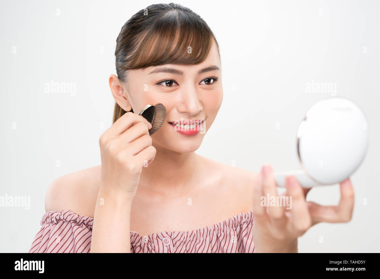 Applying makeup powder hi-res stock photography and images - Alamy