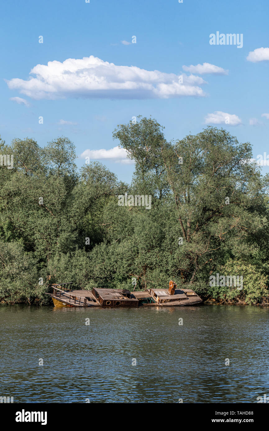 Sunk boat hi-res stock photography and images - Alamy