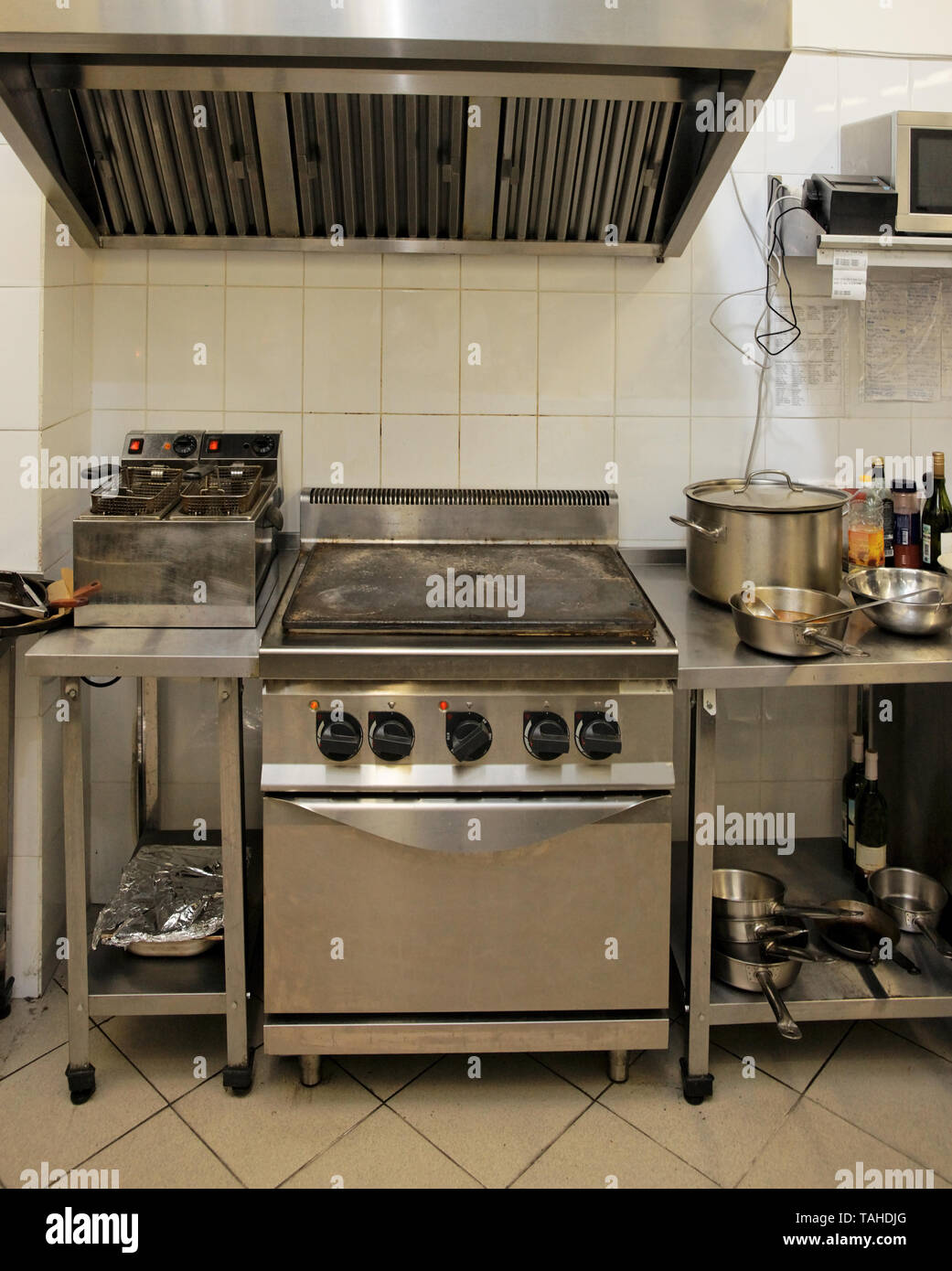 Real dirty restaurant kitchen hi-res stock photography and images - Alamy