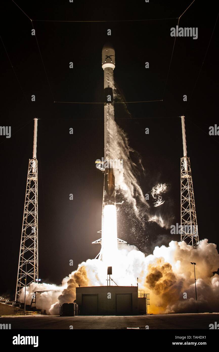 A SpaceX Falcon 9 rocket blasts off carrying a payload of 60 Starlink ...