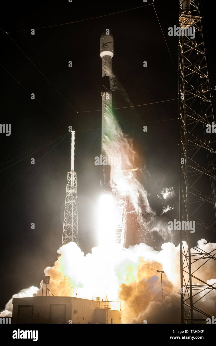 A SpaceX Falcon 9 rocket blasts off carrying a payload of 60 Starlink ...