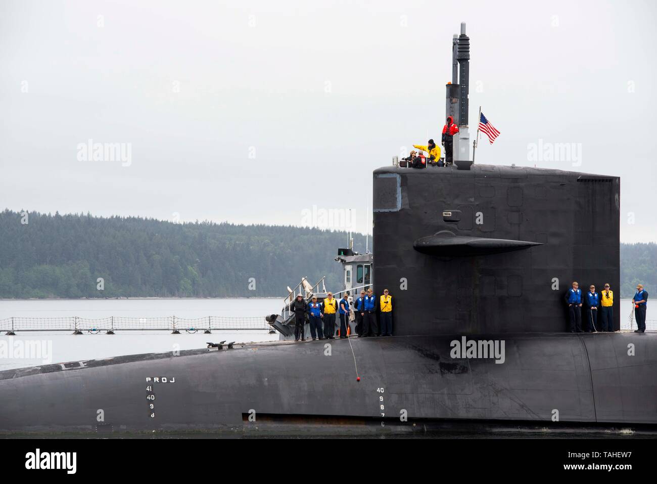 The U.S. Navy Ohio-class nuclear-powered guided-missile submarine USS ...
