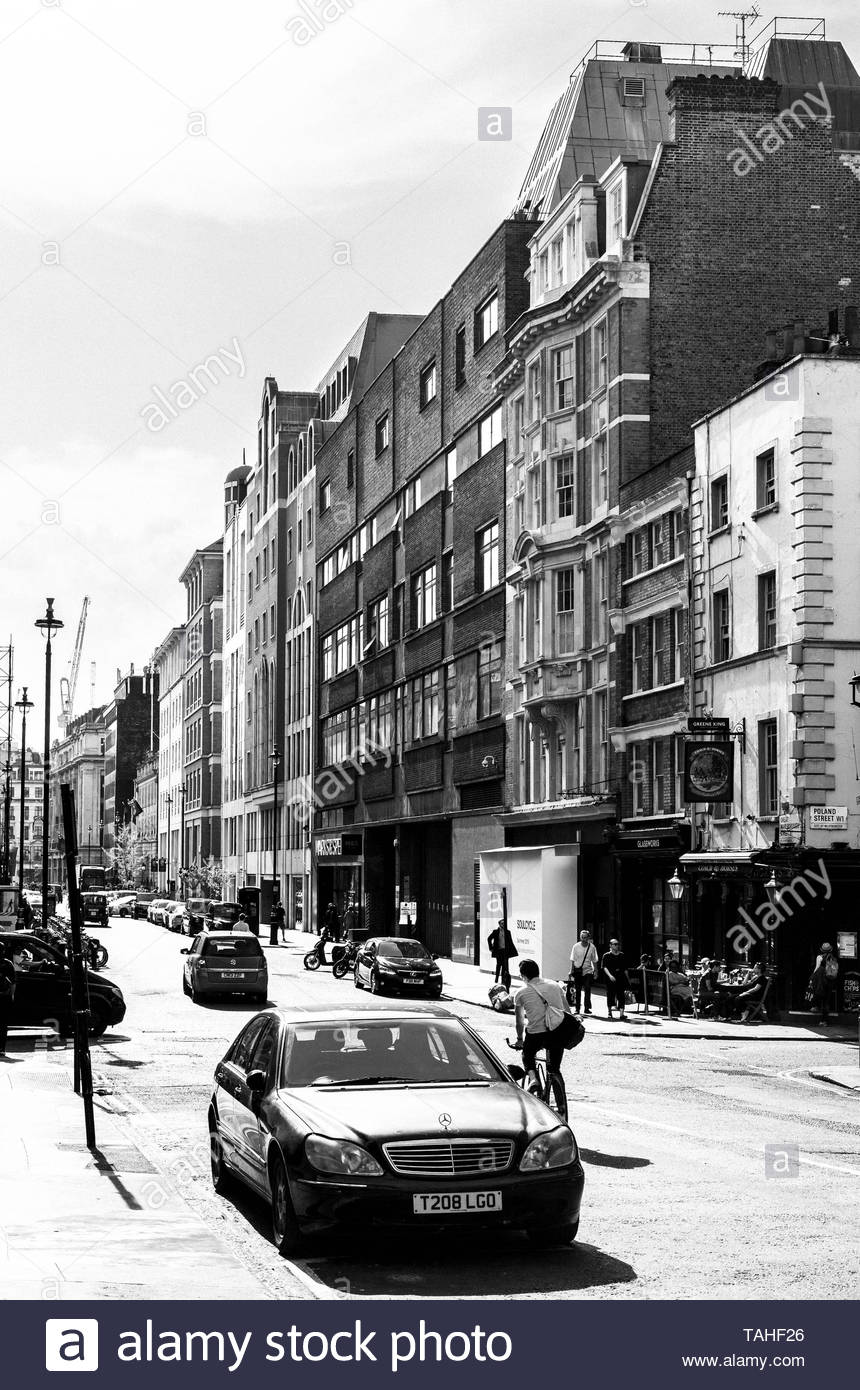 Everyday british street scene hi-res stock photography and images - Alamy