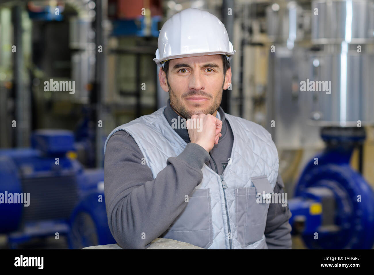 Man wearing overalls overall hi-res stock photography and images - Alamy